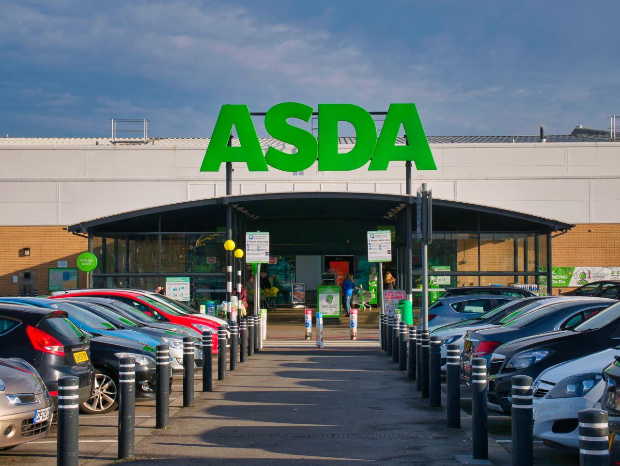 Asda workers “making history” as equal pay claim kicks off ...